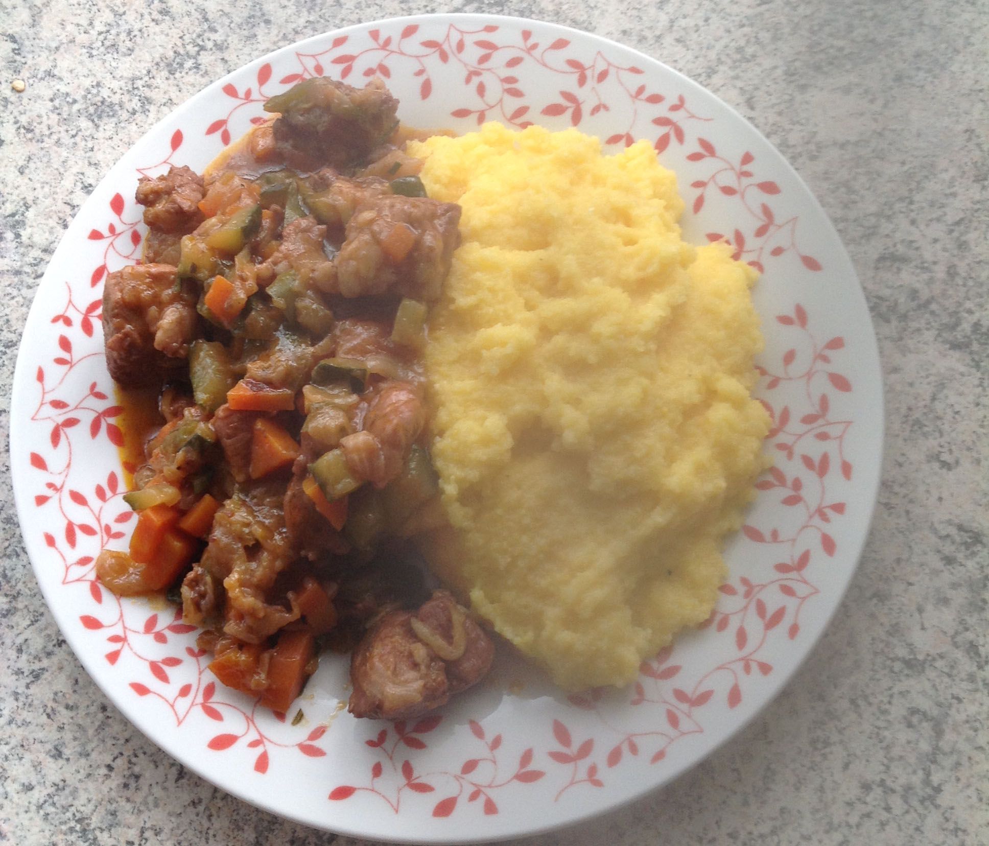 Cerdo guisado con polenta - Ciudad Nueva